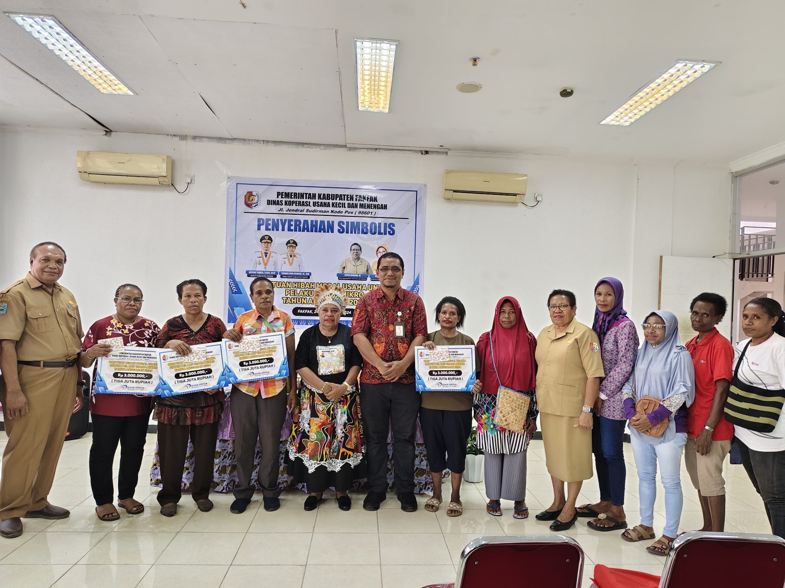 Wakil Bupati Yohana Hindom Serahkan Bantuan Modal Usaha Untuk Ratusan UMKM - Embaran Media